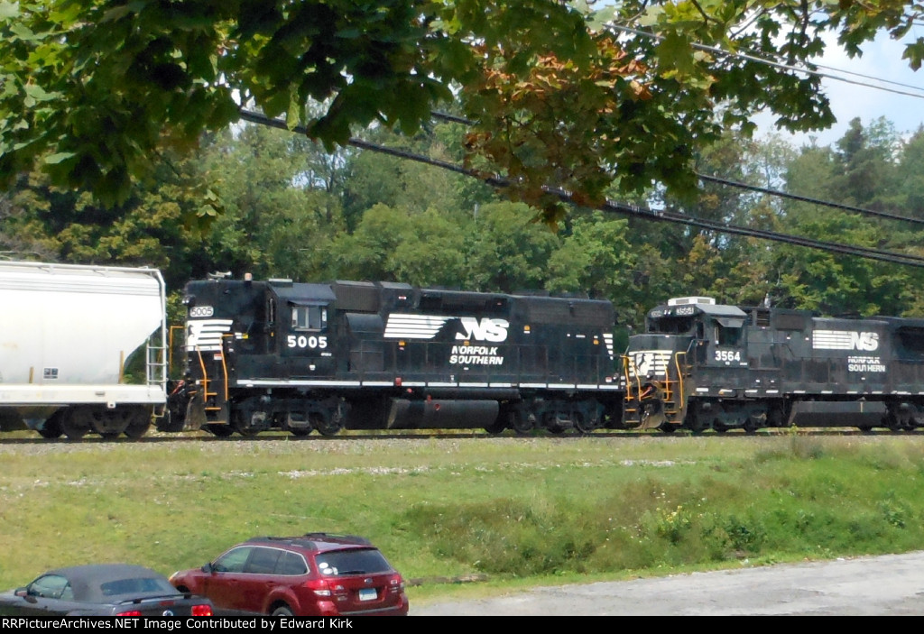 Highnose 5005 GP38-2 and GE B32-8 3564